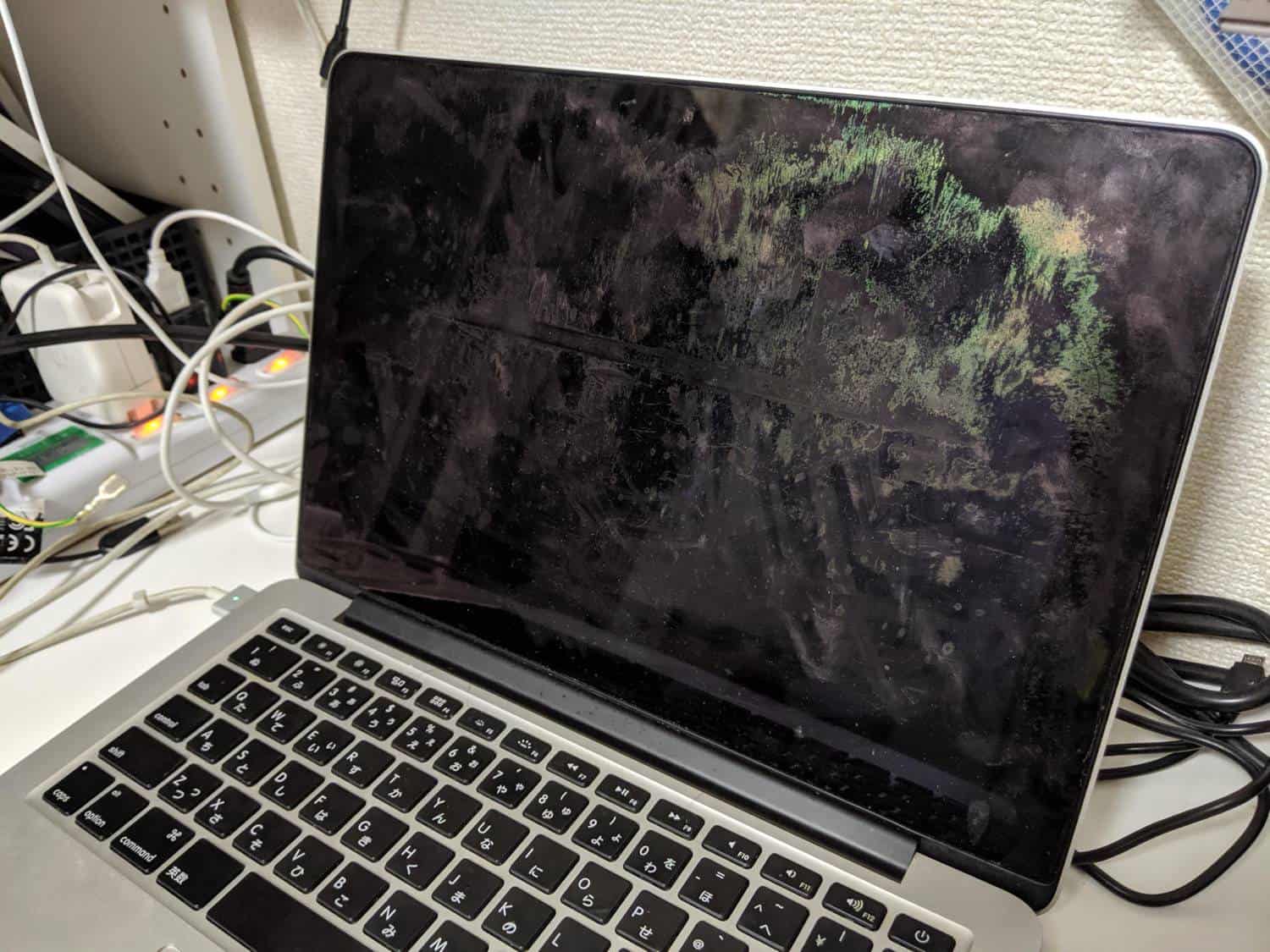 MacBook Screen Stain: Discovered How to Deal with Them